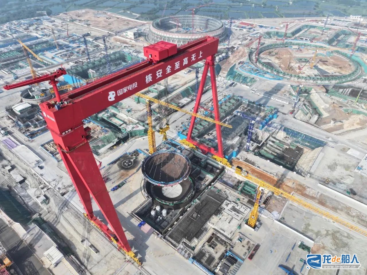 上海振华重工设计建造的大型龙门吊实现 全球核电第一吊 龙de船人