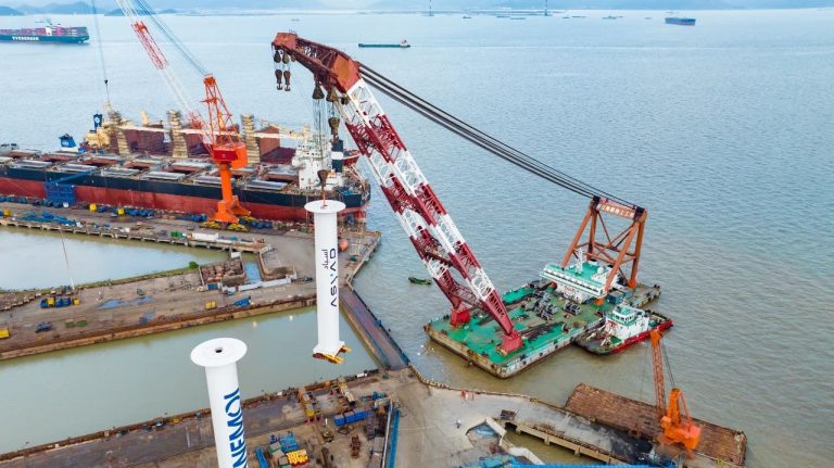 40万吨级矿砂船“SOHAR MAX”轮在舟山中远海运重工完成转子帆加装工程-龙de船人