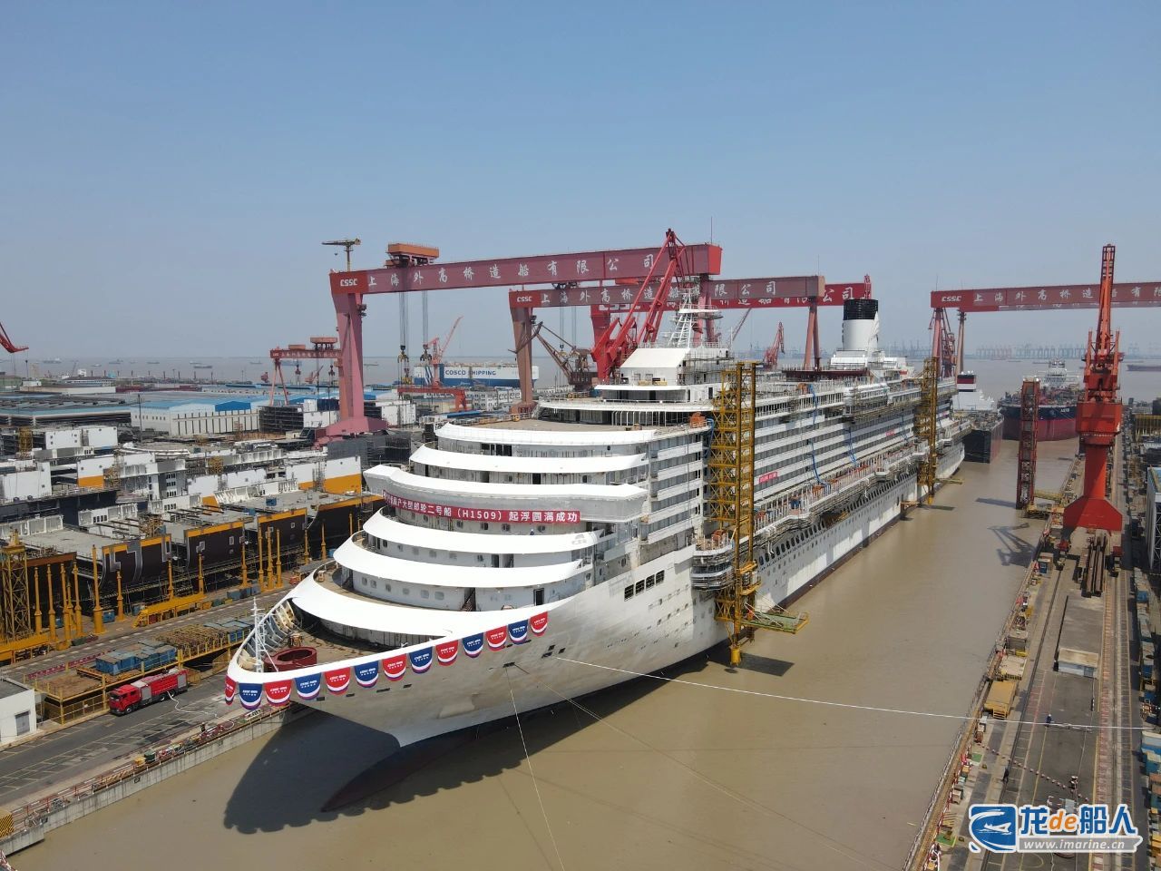 第二艘国产大型邮轮“爱达·花城号”实现坞内起浮-龙de船人